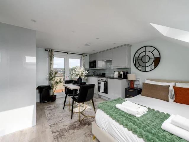 Apartment at Perimeade Road, Greater London