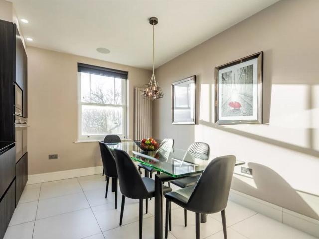 Apartment at Perrin's Walk, Greater London