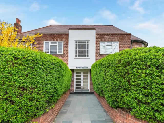 Apartment at Pitshanger Lane, Greater London