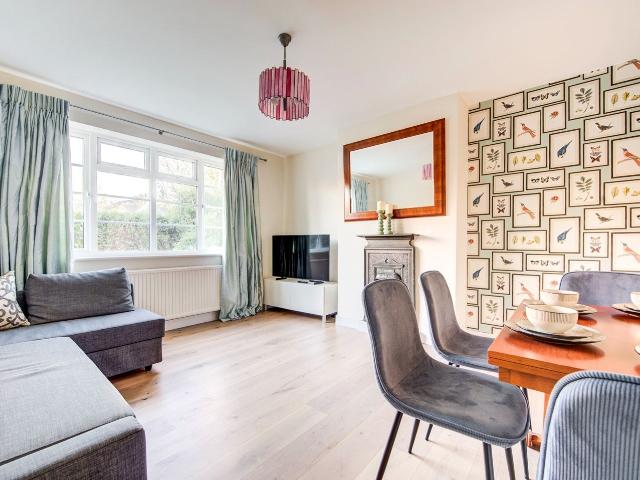Apartment at Pitshanger Lane, Greater London