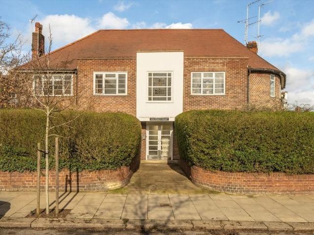 Apartment at Pitshanger Lane, Greater London