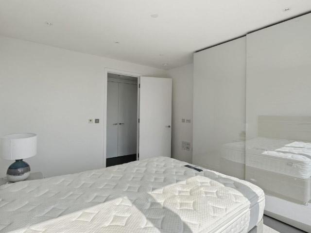 Apartment at Piazza Walk, Greater London