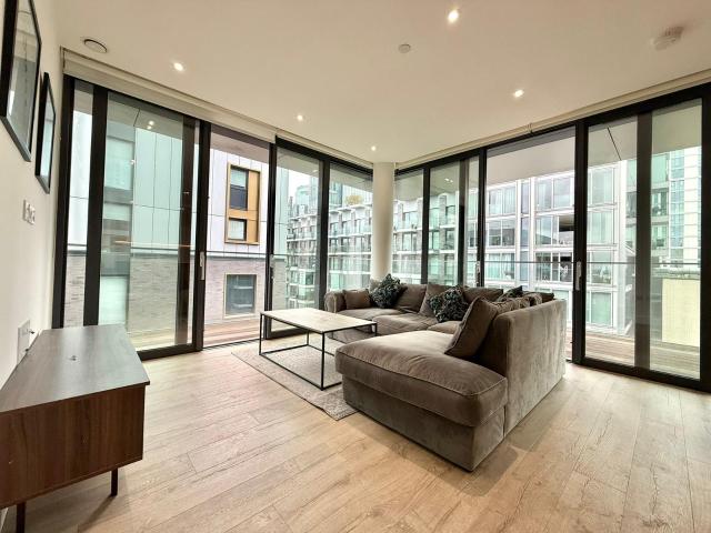 Apartment at Piazza Walk, Greater London