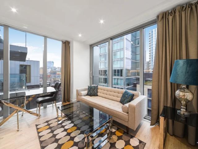 Apartment at Piazza Walk, Greater London
