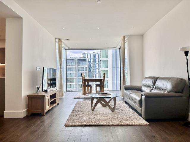 Apartment at Piazza Walk, Greater London