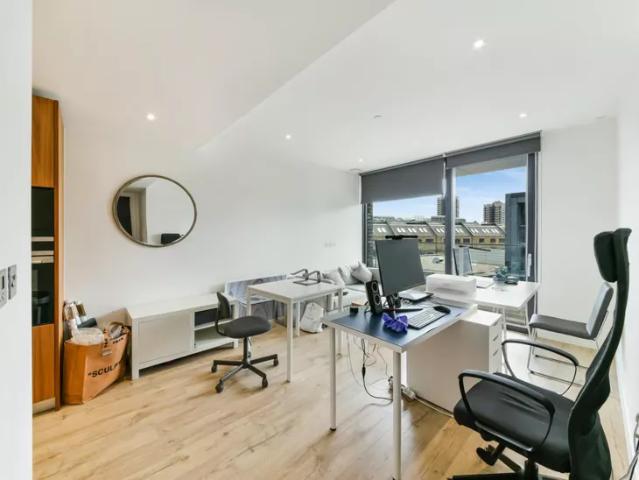 Apartment at Piazza Walk, Greater London
