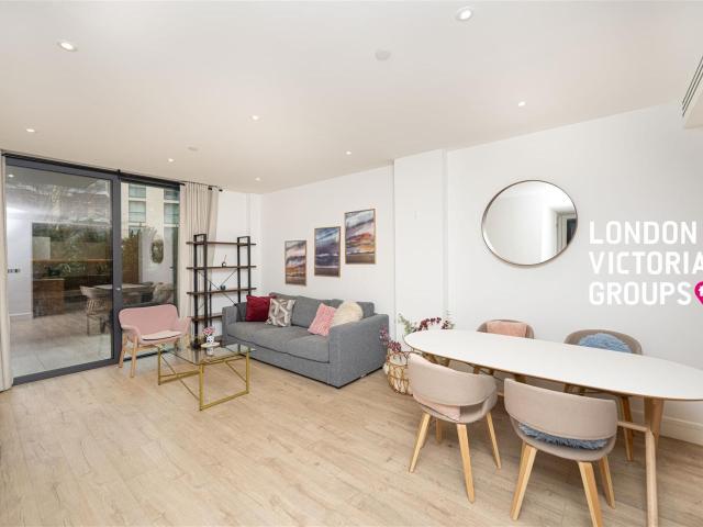 Apartment at Piazza Walk, Greater London