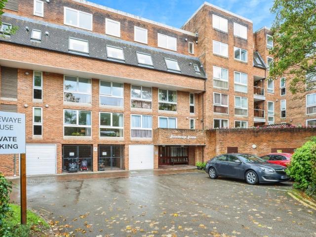 Apartment at Pine Tree Glen, Bournemouth