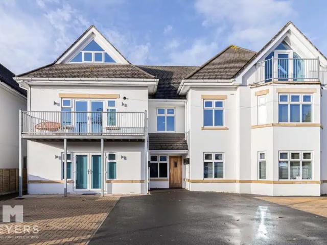 Apartment at Pinecliffe Avenue, Bournemouth