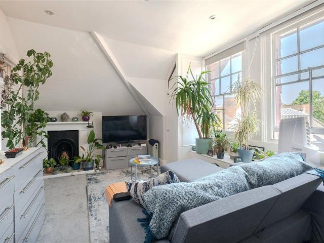 Apartment at Pinfold Road, Greater London
