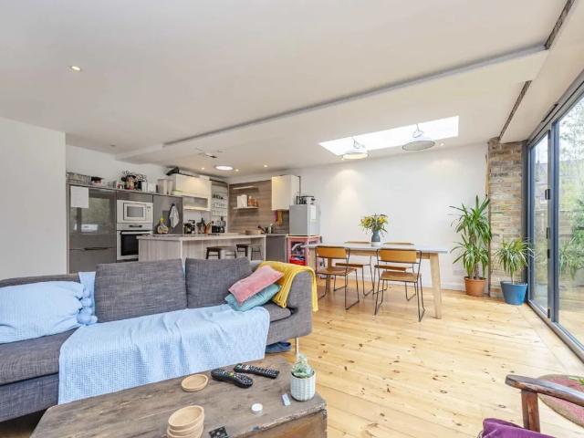 Apartment at Pinfold Road, Greater London
