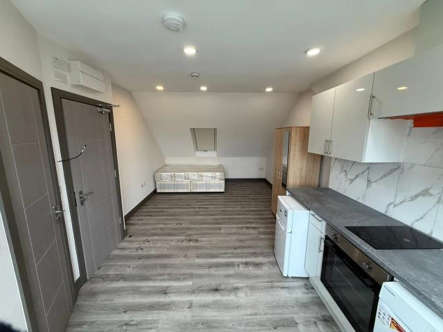 Apartment at Pinkwell Lane, Greater London