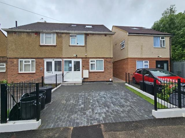 Apartment at Pinkwell Lane, Greater London