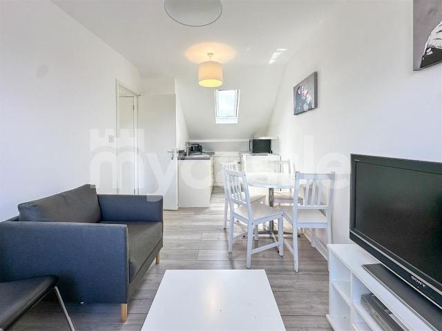 Apartment at Pinkwell Lane, Greater London