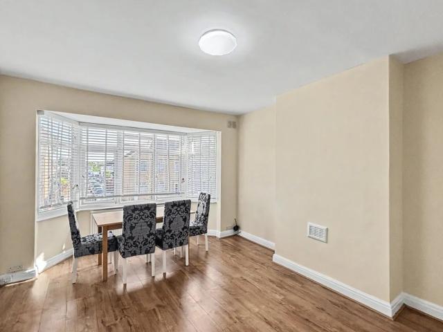 Apartment at Pinner Park Avenue, Greater London