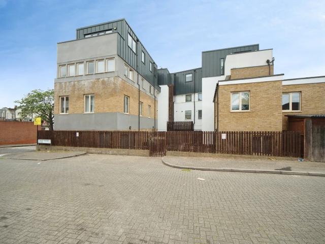 Apartment at Plumstead High Street, Greater London