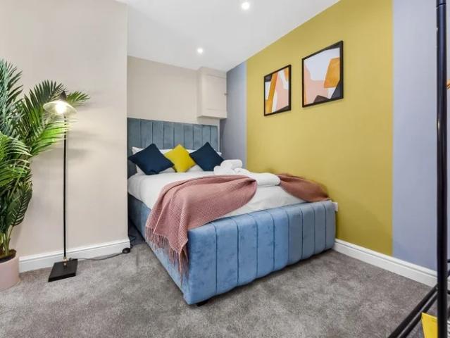 Apartment at Primrose Avenue, Greater London