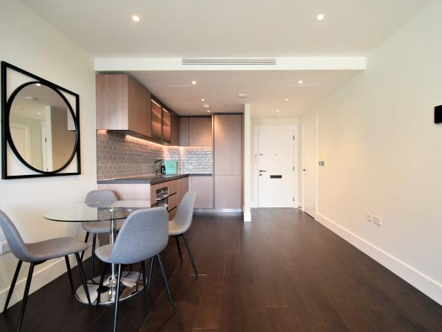 Apartment at Prince of Wales Drive, Greater London