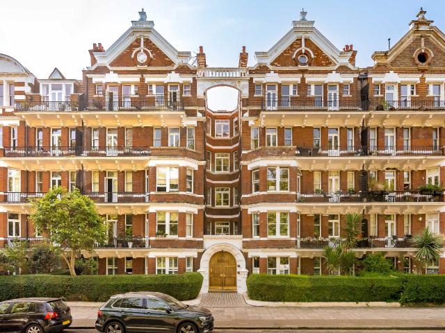 Apartment at Prince of Wales Drive, Greater London