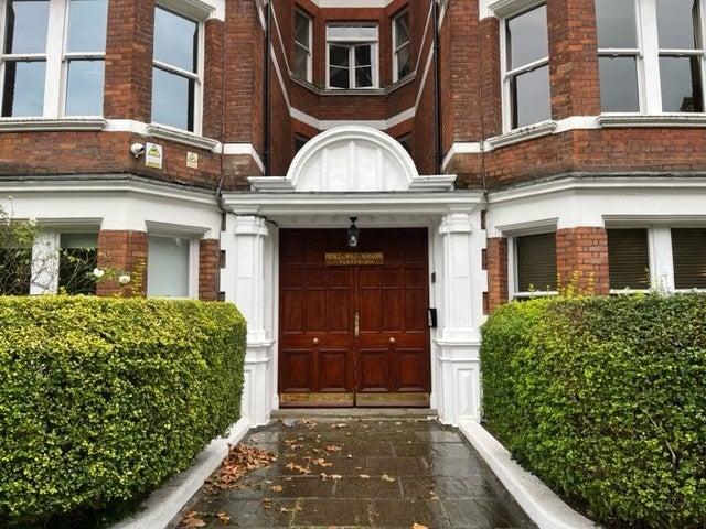 Apartment at Prince of Wales Drive, Greater London