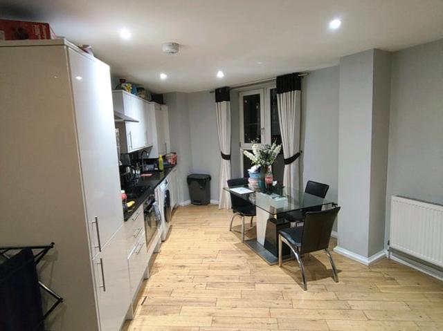 Apartment at Prince of Wales Drive, Greater London