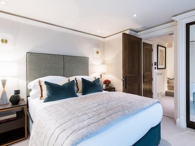 Apartment at Prince of Wales Terrace, Greater London