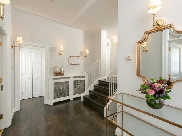 Apartment at Prince of Wales Terrace, Greater London