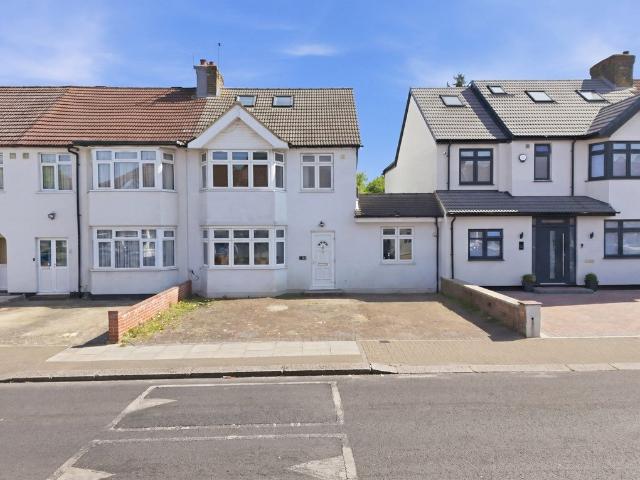 Apartment at Princes Avenue, Greater London