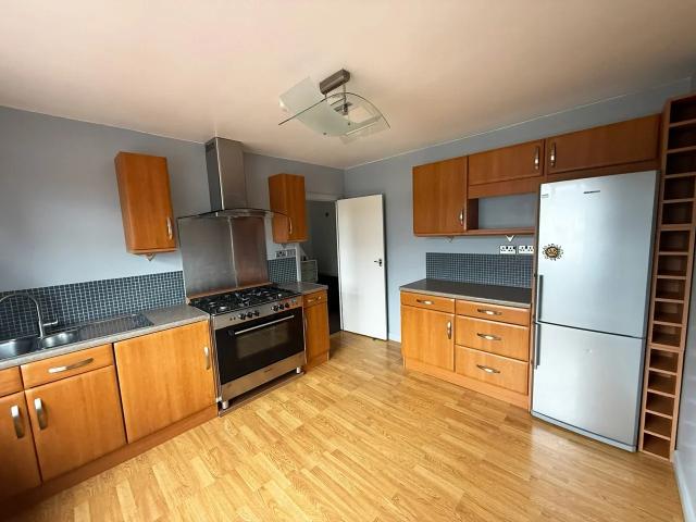 Apartment at Princes Avenue, Greater London
