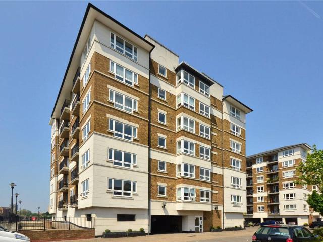 Apartment at Princes Riverside Road, Greater London