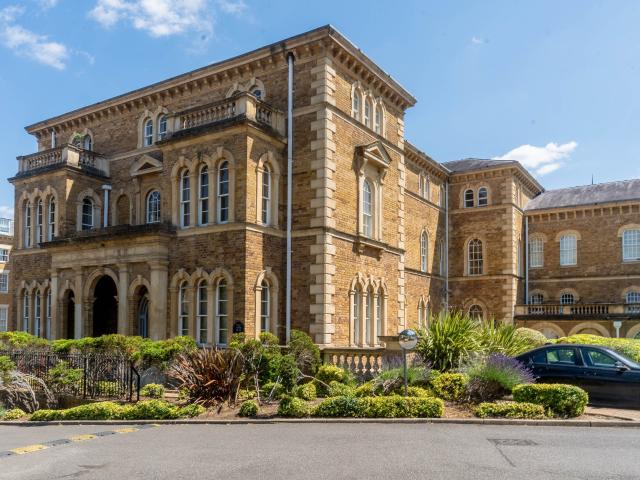 Apartment at Princess Park Manor, Greater London