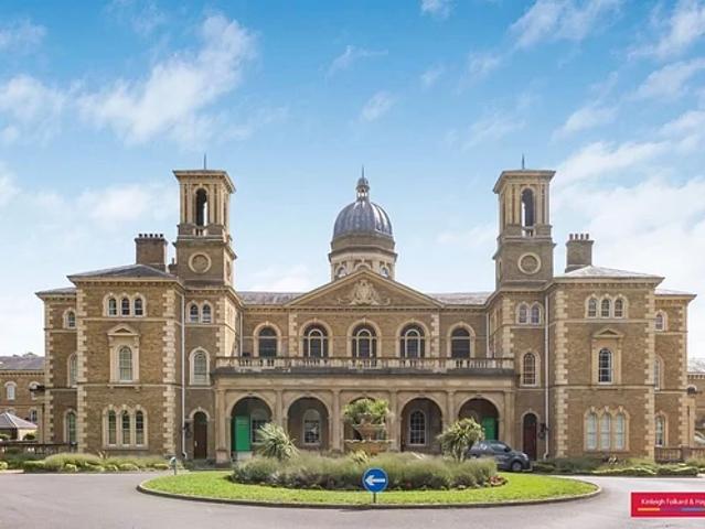 Apartment at Princess Park Manor, Greater London