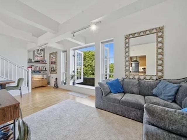 Apartment at Princess Park Manor, Greater London