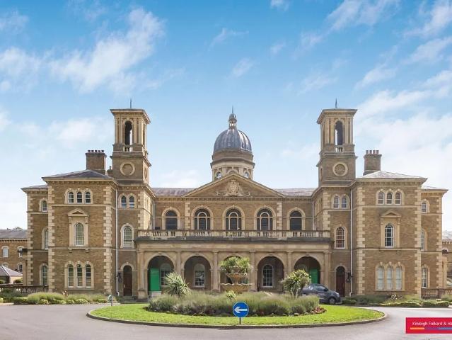 Apartment at Princess Park Manor, Greater London