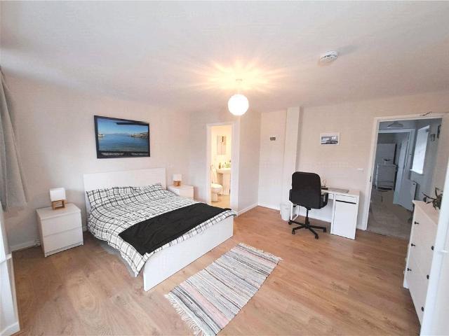 Room at Queen Eleanor's Road, Guildford