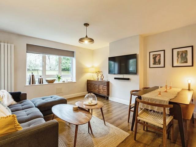 Apartment at Queen Margaret's Grove, Greater London