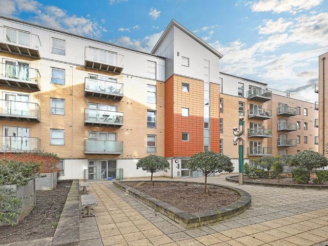 Apartment at Queen Mary Avenue, Greater London
