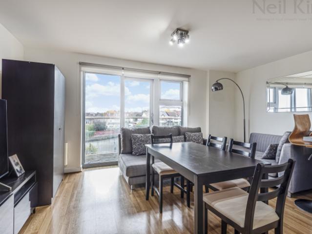 Apartment at Queen Mary Avenue, Greater London