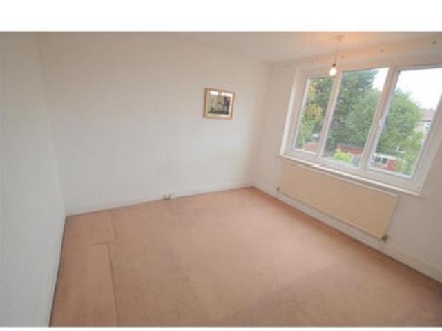 Apartment at Queenborough Gardens, Greater London