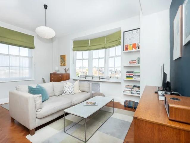 Apartment at Queen's Mews, City of Westminster