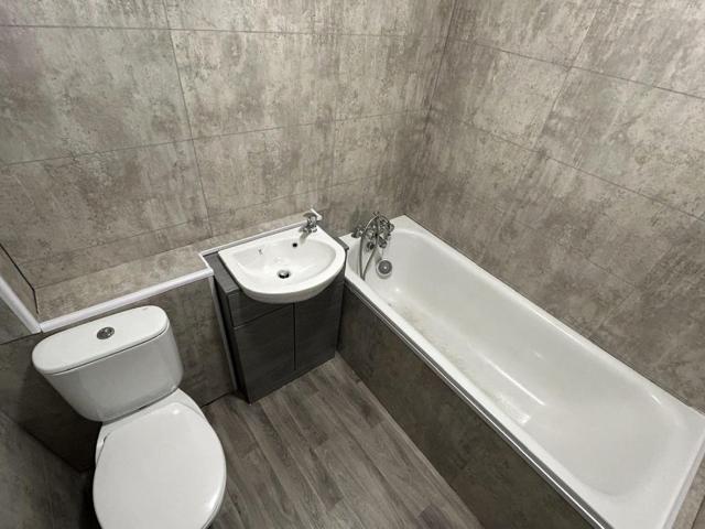 Apartment at Queen's Avenue, Greater London