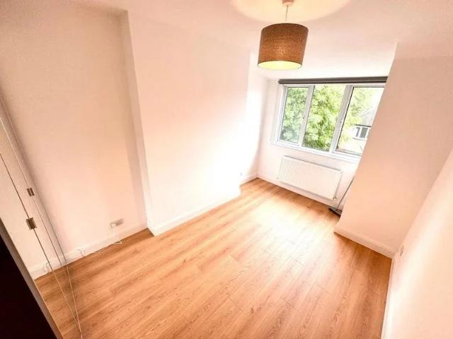 Apartment at Queen's Avenue, Greater London