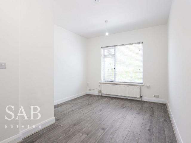 Apartment at Queen's Avenue, Greater London