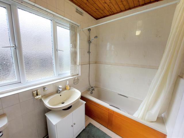 Apartment at Queens Drive, Greater London