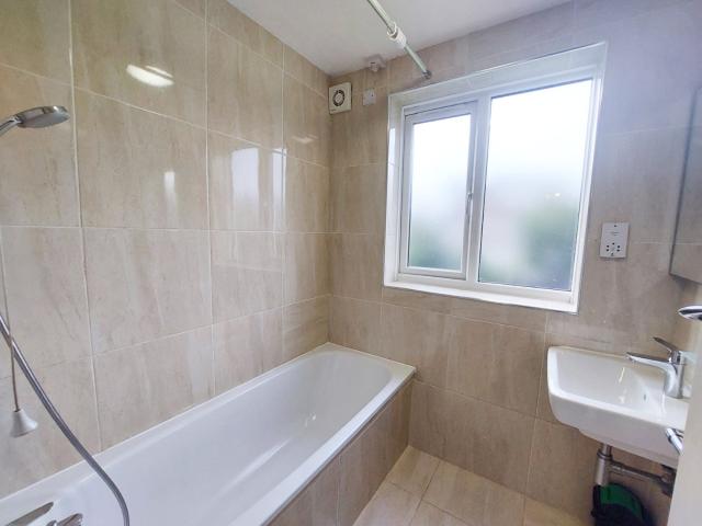 Apartment at Queens Drive, Greater London