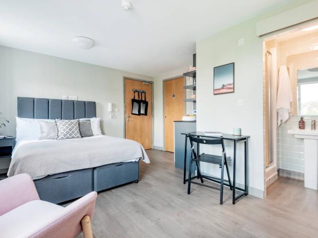Apartment at Queen's Drive, Greater London
