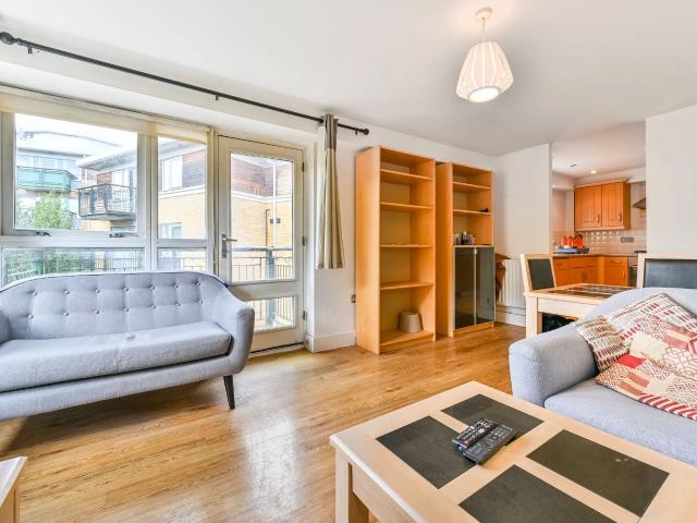 Apartment at Queen's Drive, Greater London