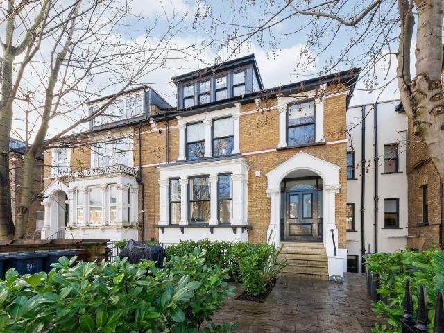 Apartment at Queen's Drive, Greater London