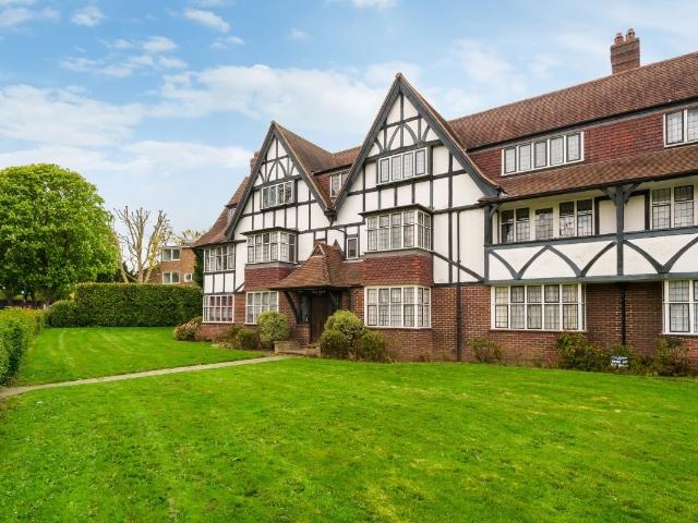 Apartment at Queens Drive, Greater London
