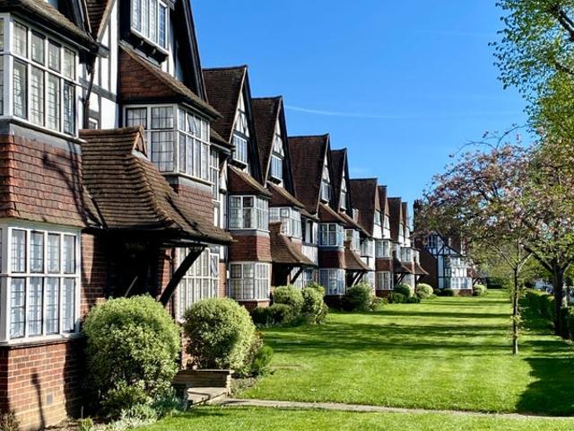Apartment at Queens Drive, Greater London
